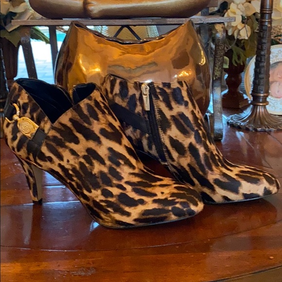 Vince Camuto | Shoes | Vince Camuto Black Leopard Booties Size 75 ...